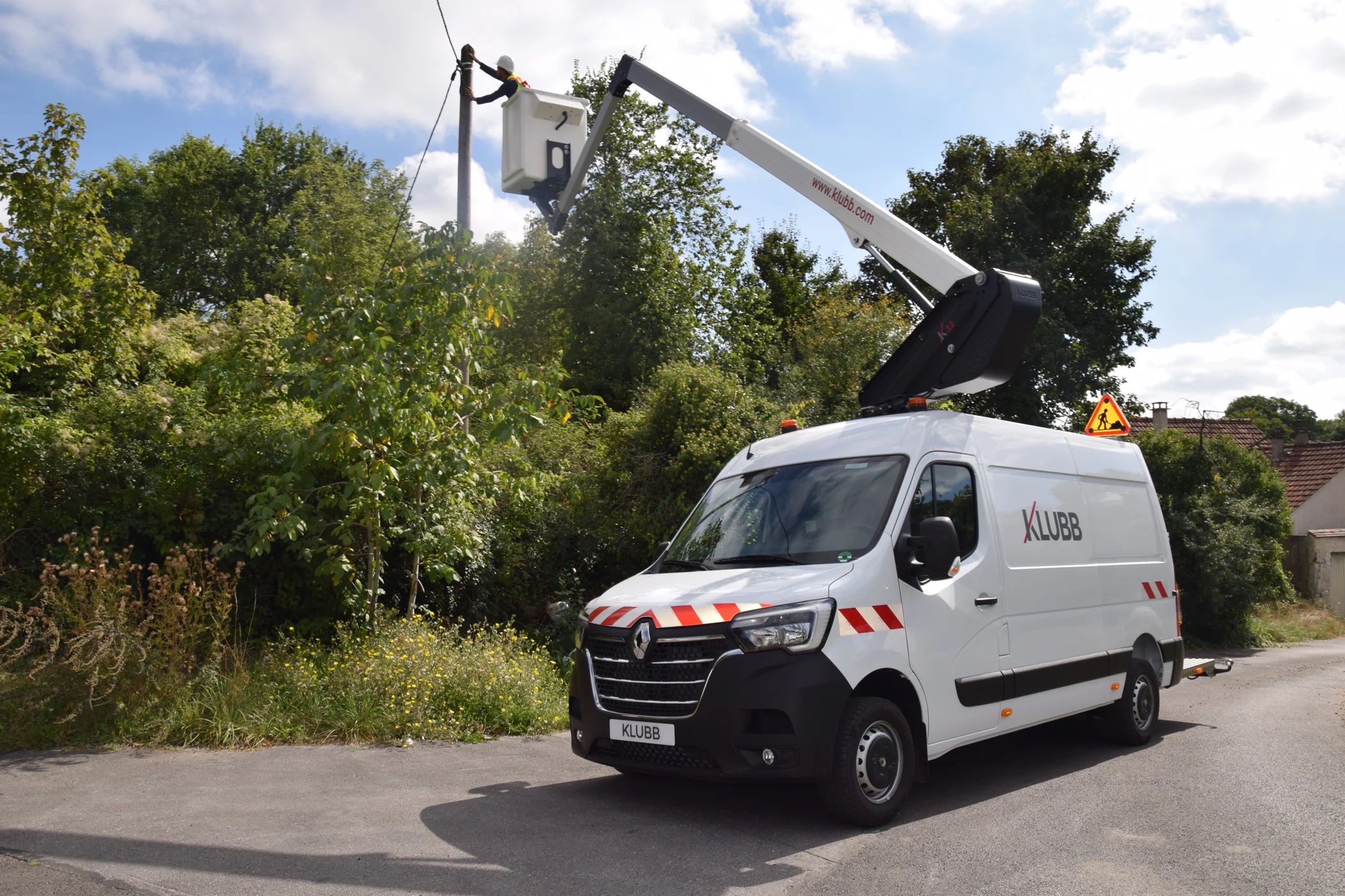 Excellence and innovation in truck-mounted aerial platform rental • Alayan